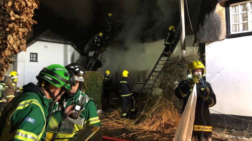 Two thatched cottages in Monxton destroyed by fire - BBC News