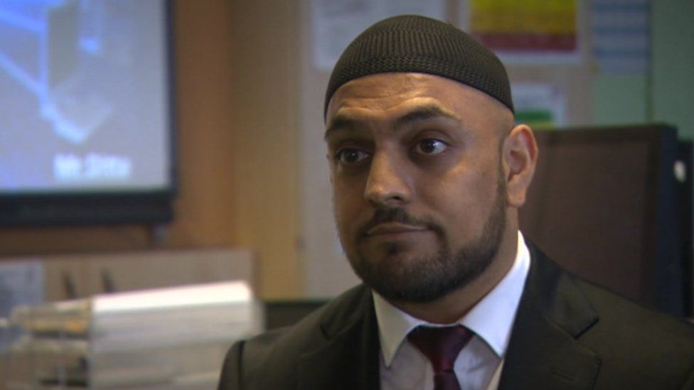 Schools need 68,000 extra BME teachers to reflect population - BBC News