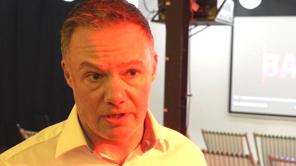 Cadeirydd S4C, Rhodri Williams yn 'hapus iawn' i barhau yn ei swydd ...