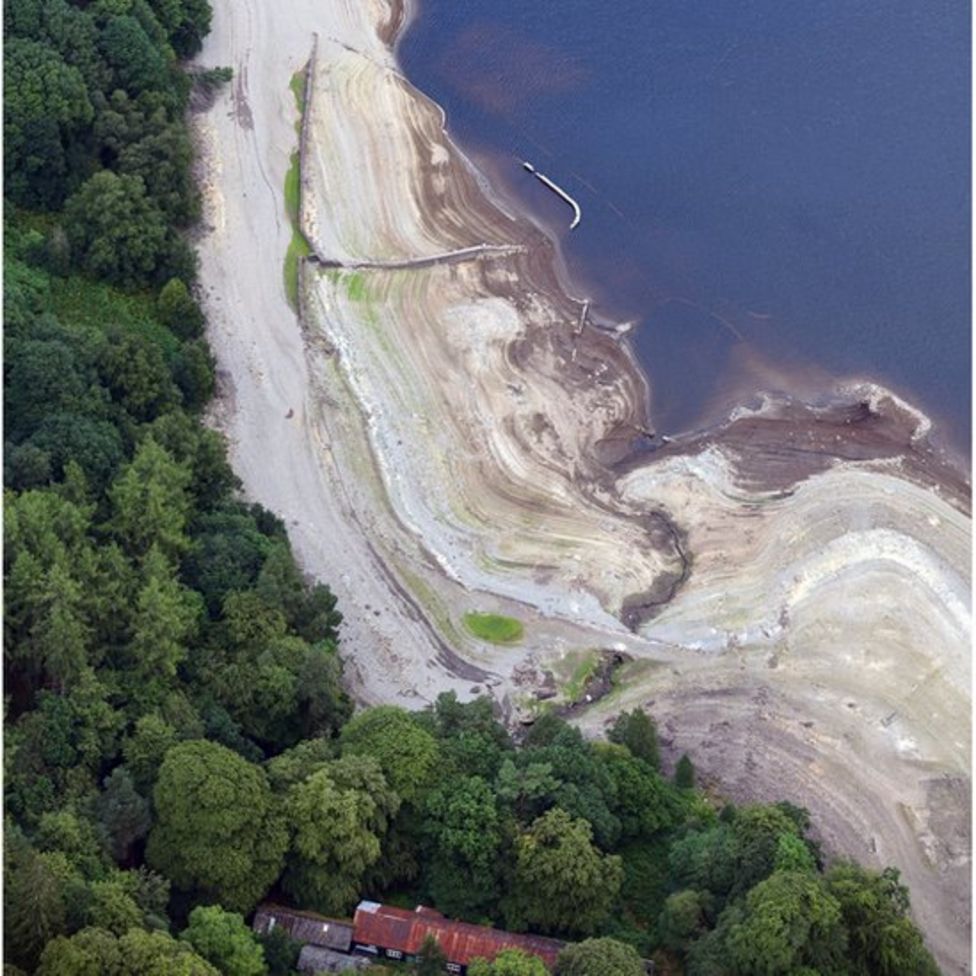 Yr olion tanddwr ddaeth i'r golwg yn sychder yr haf - BBC Cymru Fyw