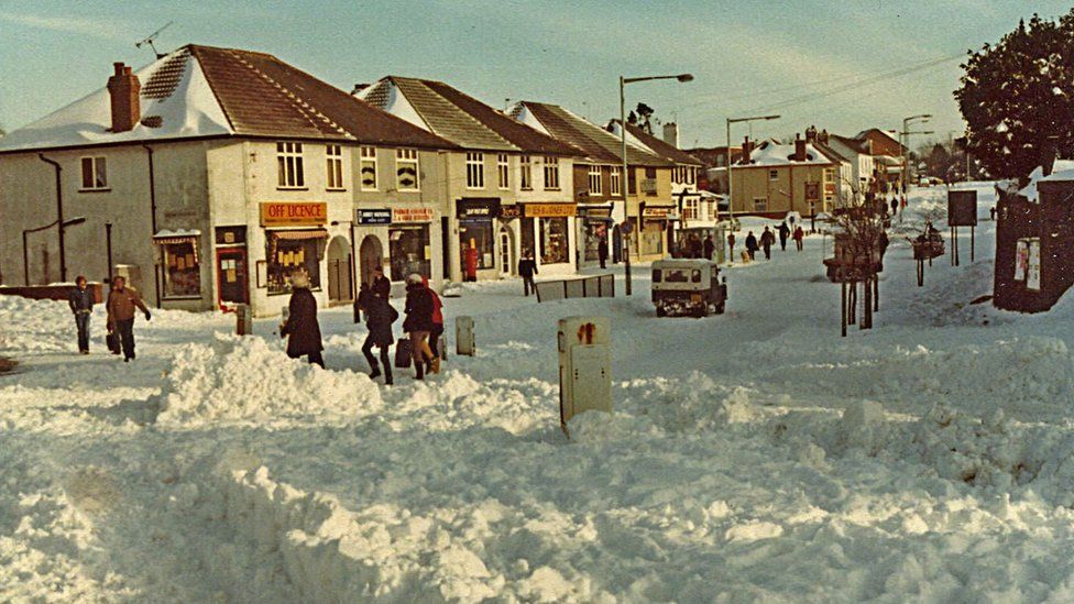 Snow in Wales: Remembering 1981's white Christmas - BBC News