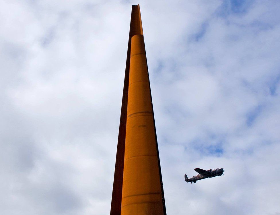 In pictures: Lancaster in tribute to Bomber Command fallen - BBC News