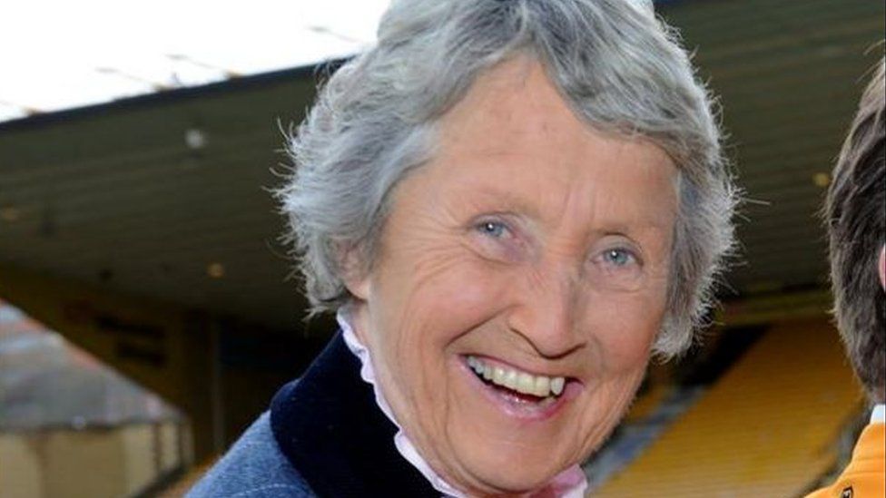 Rachael Heyhoe Flint dies aged 77 - BBC News