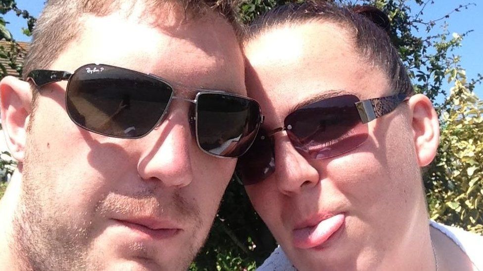 Coronavirus lockdown pub quizmaster Jay Flynn becomes MBE - BBC News