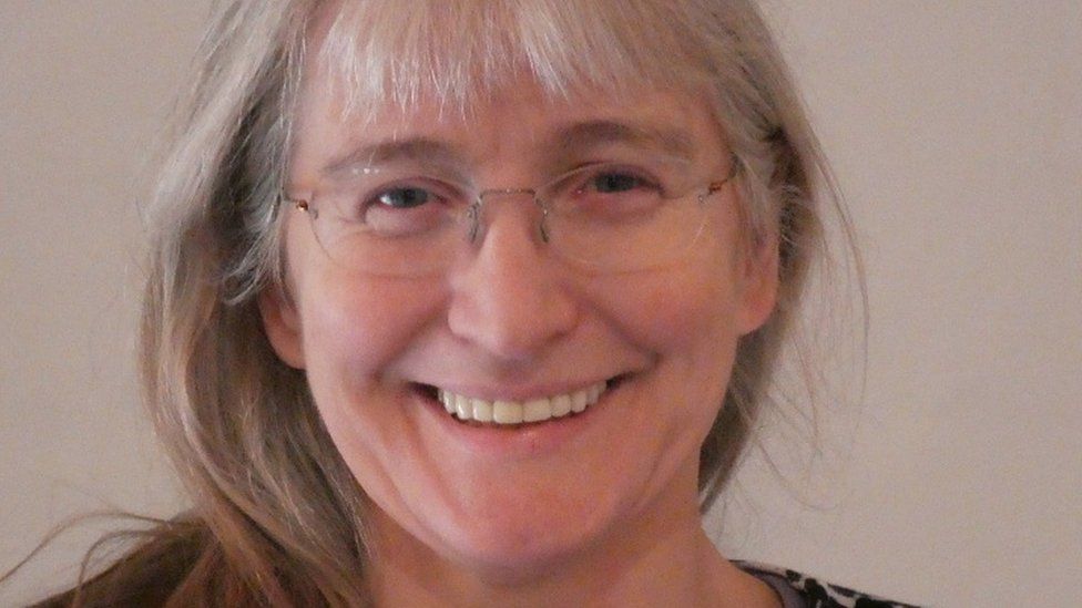 Coronavirus: Stay local to exercise, says government - BBC News