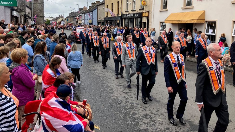 The Twelfth: Orange Order and bands parade at 18 venues - BBC News