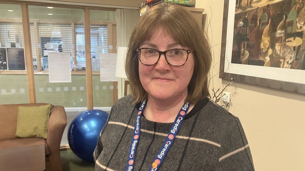 Rhieni newydd yn mynd i ganolfan deuluol i 'gadw'n dwym' - BBC Cymru Fyw