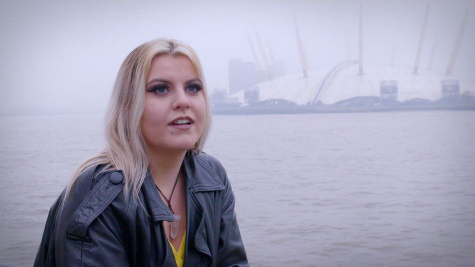 Catrin Hopkins: Dod o hyd i fy llais - BBC Cymru Fyw