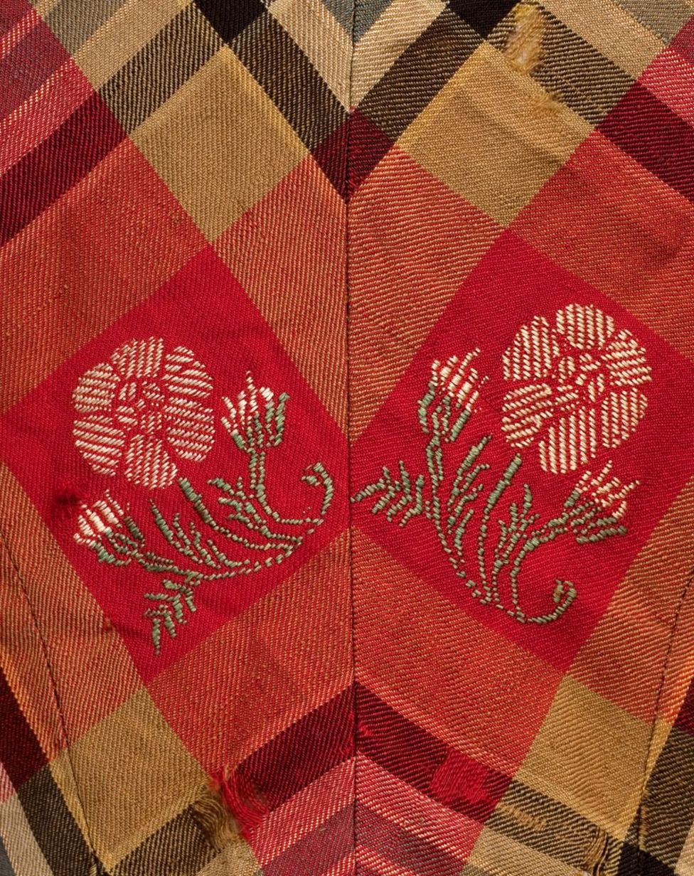 Visitors check out new Tartan exhibition at V&A Dundee - BBC News