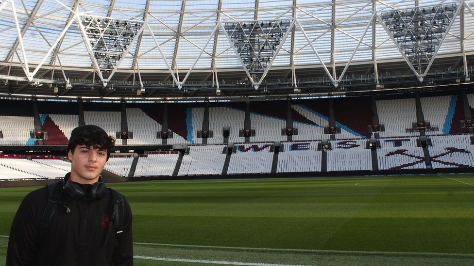 Breuddwyd Cai o Awstralia i chwarae pêl-droed dros Gymru - BBC Cymru Fyw