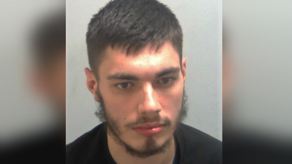 Writtle stabbing: Ryan Filby sought over Liam Taylor pub murder - BBC News