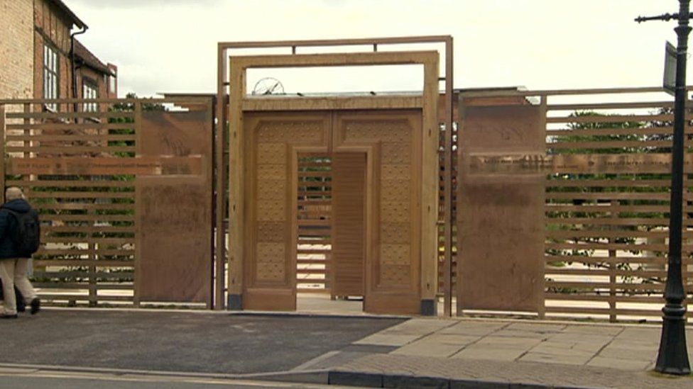 Bard's final home in Stratford-upon-Avon rebuilt - BBC News