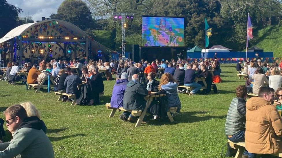 Covid: Pilot event Welsh language festival Tafwyl held at castle - BBC News