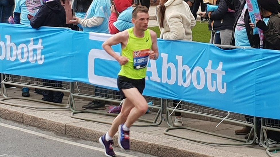 Y ffermwr sy'n seren marathon rhyngwladol - BBC Cymru Fyw