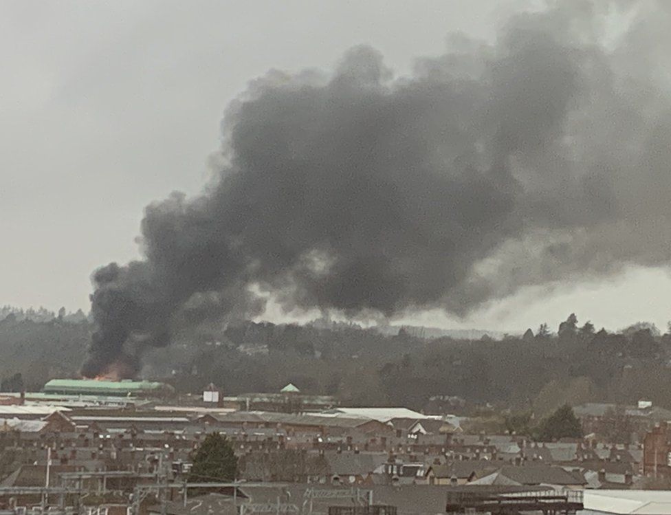 Reading School boathouse fire sends smoke over town - BBC News