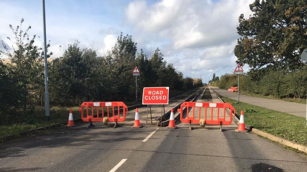 Guided busway closed after bus crashed into Longstanton field - BBC News