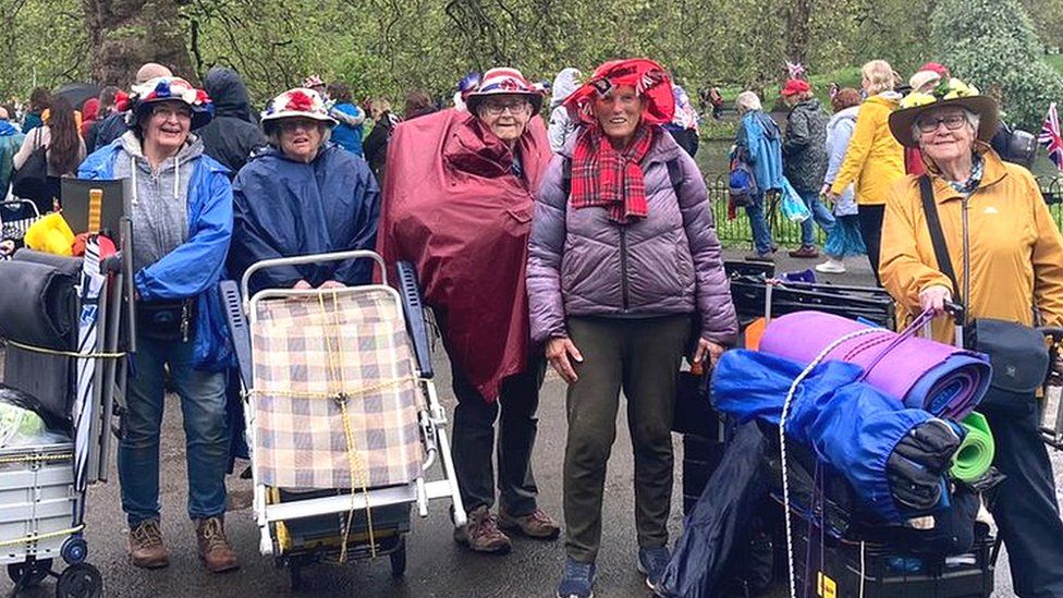 Winchester restaurant offers free food to mark Coronation - BBC News