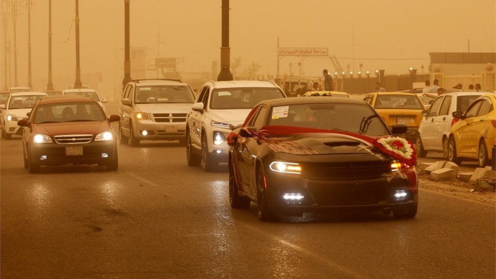 Sandstorm: Iraq hit by another cloud of red dust - BBC Newsround