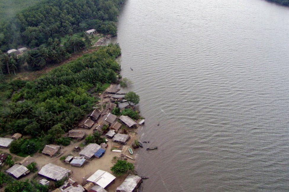 Cameroon forces 'kill 97 Nigerian fishermen' in Bakassi - BBC News