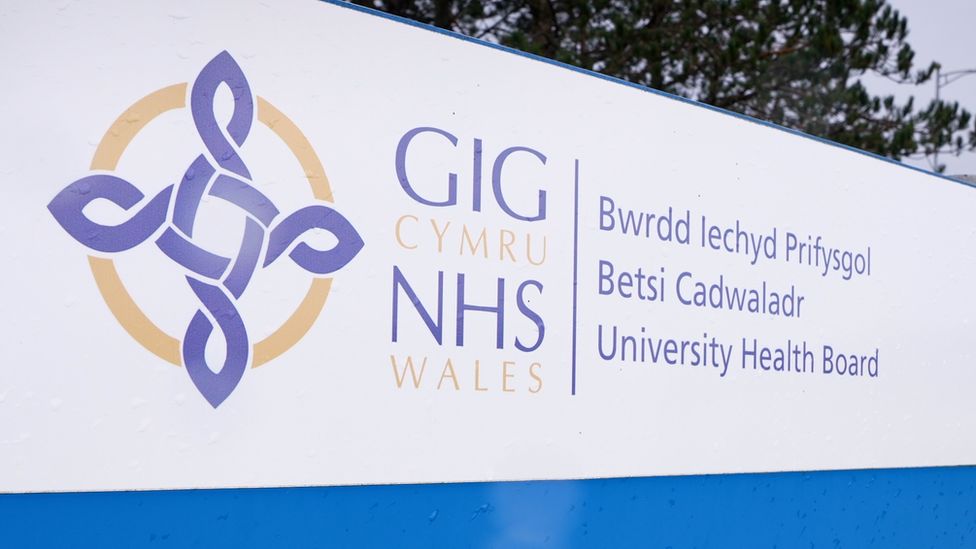 Drakeford 'wedi camarwain' ar statws mesurau arbennig Betsi - BBC Cymru Fyw