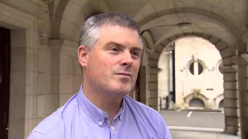 'No confidence' in UUP's Belfast City councillor Jim Rodgers - BBC News