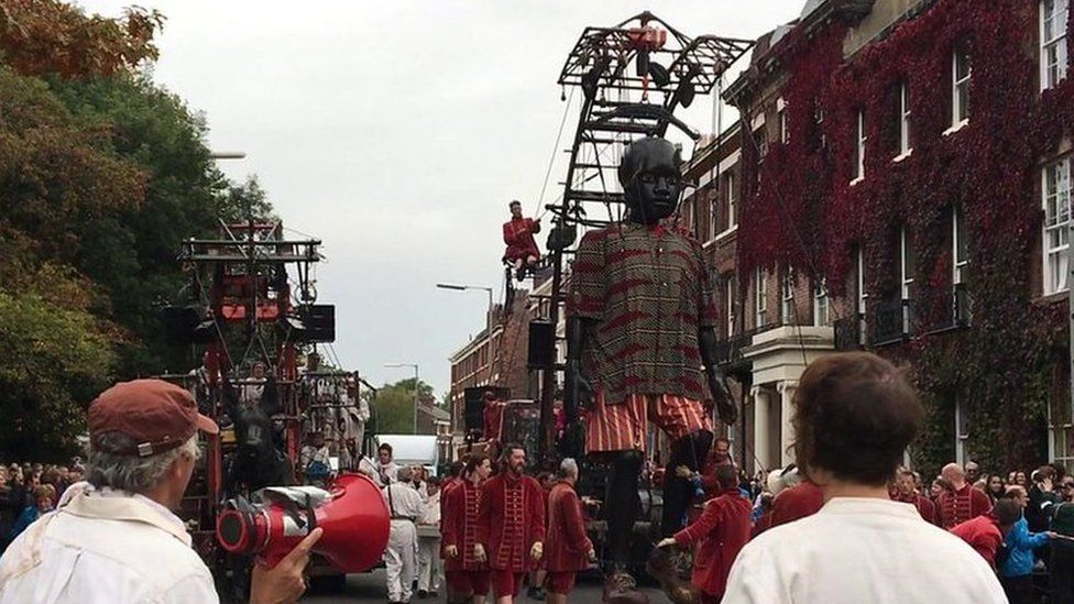 Liverpool Giants: Huge crowds turn out in city centre and Wirral - BBC News