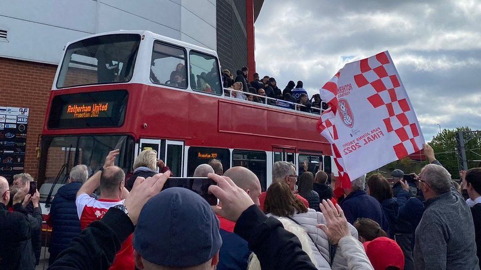 Rotherham United: Open-top bus parade celebrates promotion - BBC News