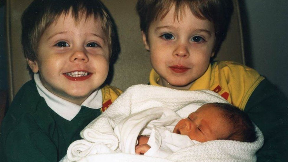 Cot death: How Anne Diamond helped save thousands of babies - BBC News