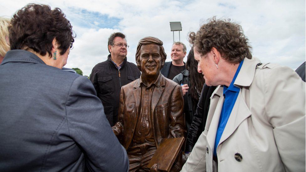 Sir Terry Wogan statue unveiled in Limerick - BBC News