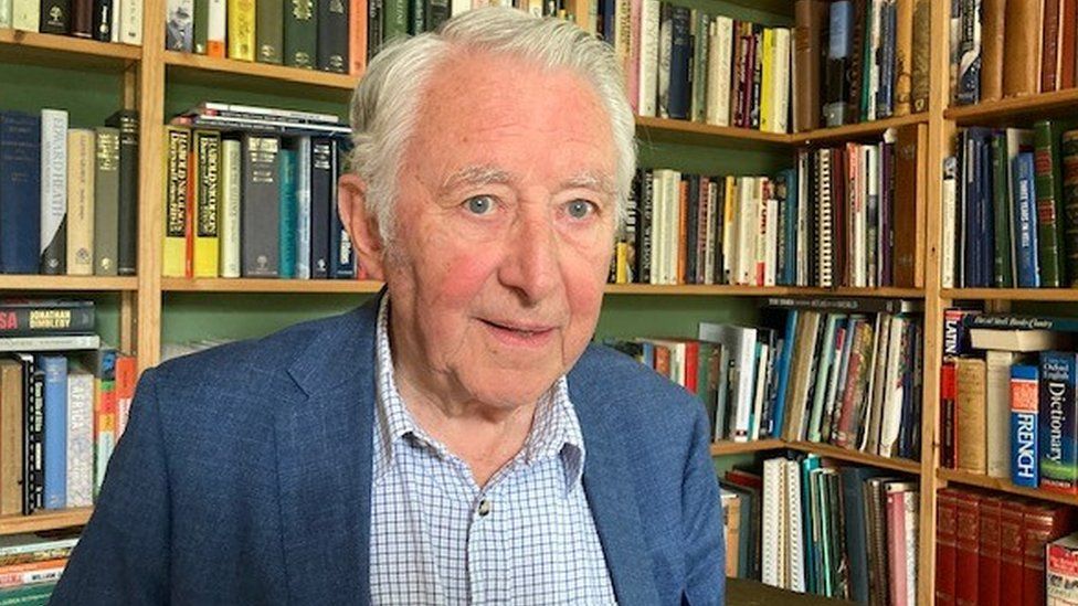 Nicola Sturgeon speaks of her deep respect for the Queen - BBC News