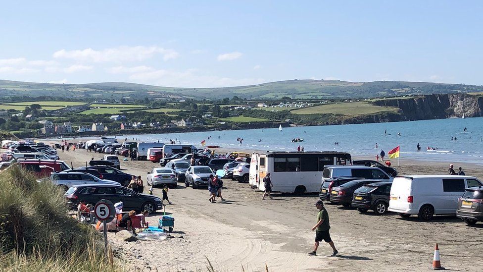 Dim parcio mwyach ar draeth poblogaidd yn Sir Benfro - BBC Cymru Fyw