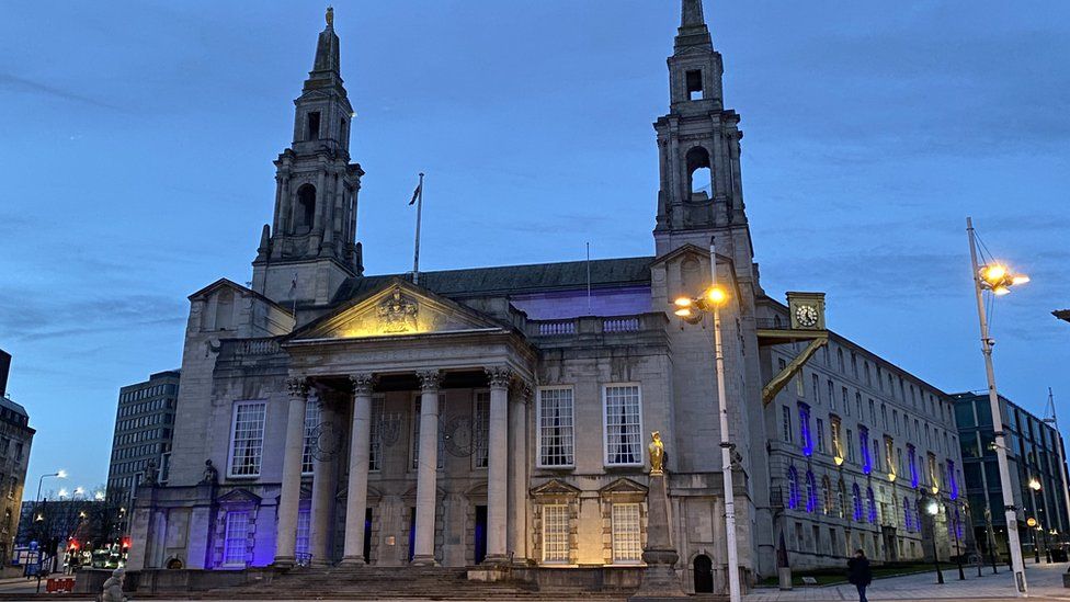 Covid: Leeds buildings lit up in memory of virus victims - BBC News