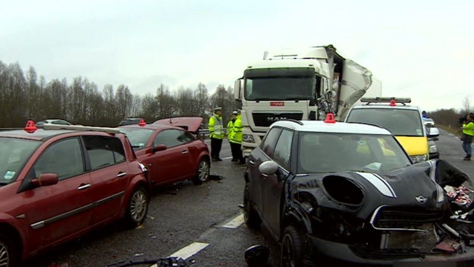 M40 death crash: Sensor for 'Fog Alley' 30-car accident spot - BBC News