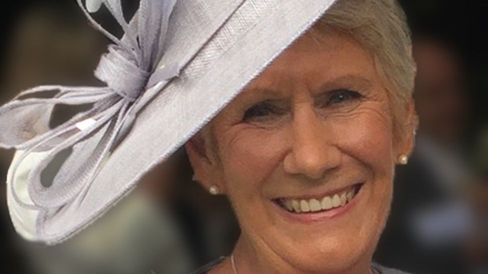 Dinas Powys woman killed in M42 pile-up near Bromsgrove - BBC News