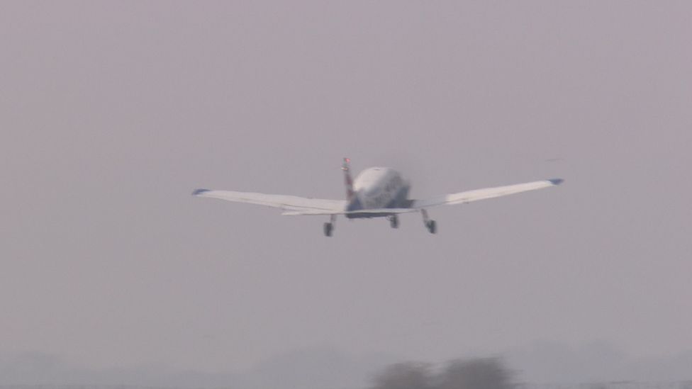 Meet the blind teenagers flying planes - BBC News