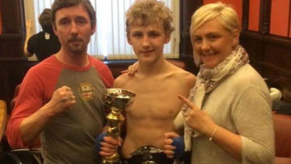 Kickboxer Scott Marsden, 14, dies after Leeds title fight - BBC News