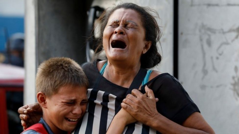 Venezuela political prisoners 'revolt' at Caracas jail - BBC News