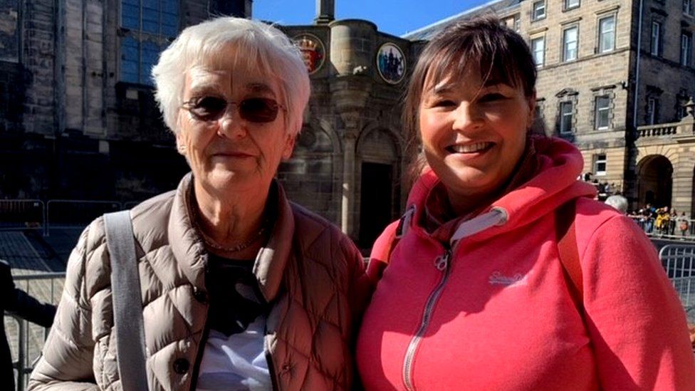 St Giles' vigil: 'She asked if the Queen was with mummy' - BBC News