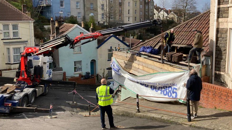 Banksy's 'Aachoo!!' removed from house in Bristol - BBC News