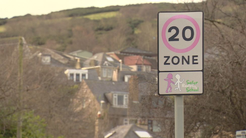Signs and lines to be fitted in Edinburgh city centre 20mph zone - BBC News