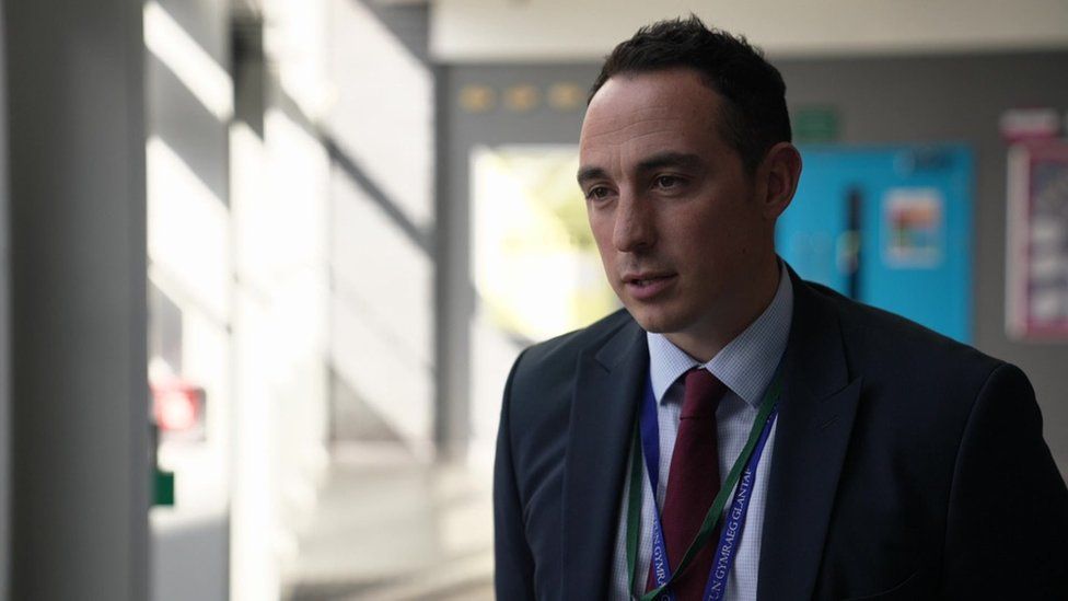 'Her' i geisio denu mwy o athrawon o leiafrifoedd ethnig - BBC Cymru Fyw