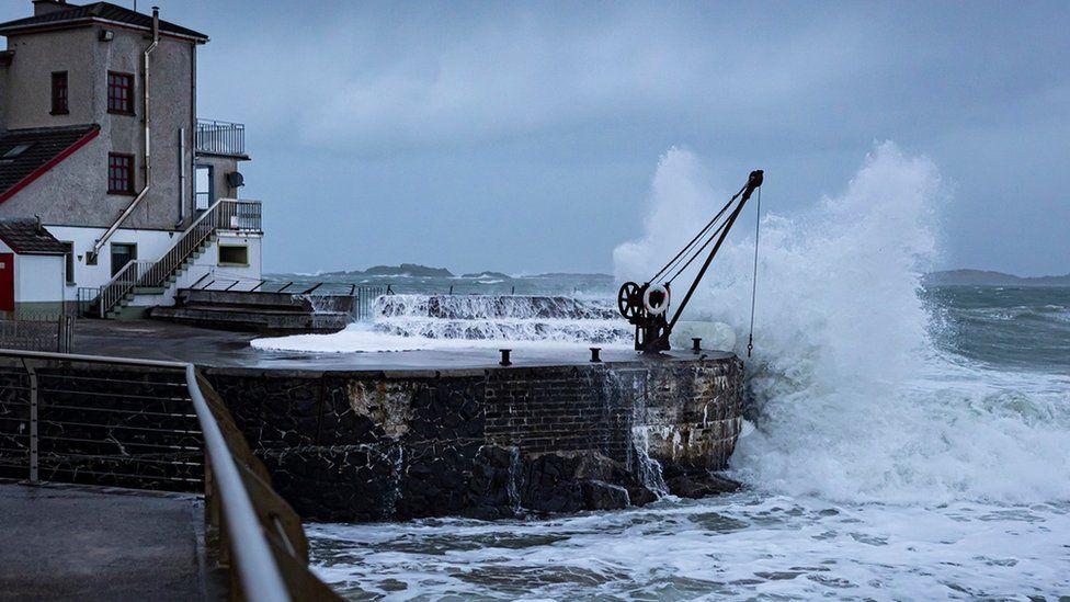 Storm Corrie: Weather warning now in force in Northern Ireland - BBC News
