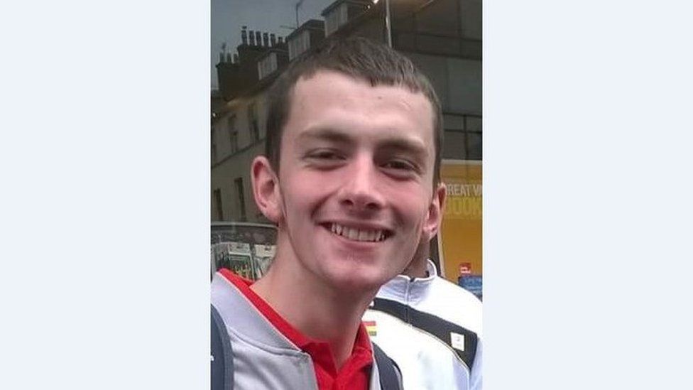 Appeal after teenager injured by car in Paisley - BBC News