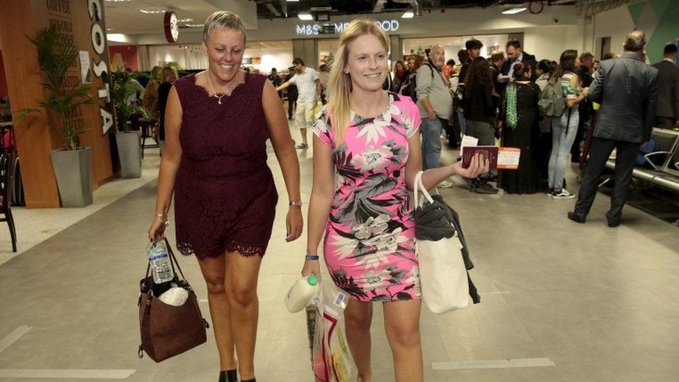 Russian plane crash: Returning Britons' stories - BBC News