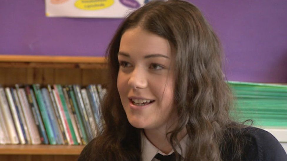 'Cwestiynau' am drefn newydd benthyciadau myfyrwyr - BBC Cymru Fyw