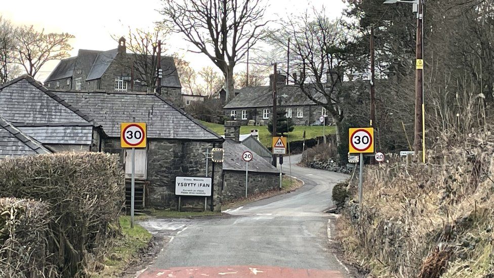 Pwysedd dŵr isel yn effeithio ar gyflenwad Ysbyty Ifan - BBC Cymru Fyw