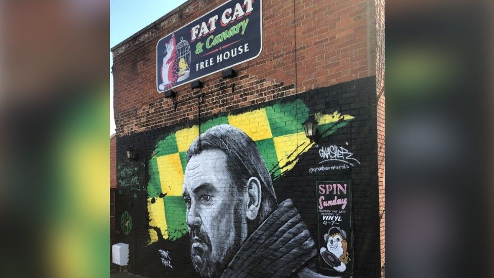 Mural of Norwich City coach Daniel Farke painted on pub wall - BBC News