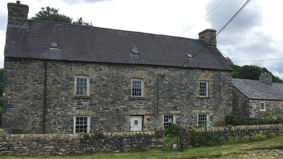 Apêl i ailgodi cerflun 'trawiadol' Y Pererin yn Ystrad Fflur - BBC ...