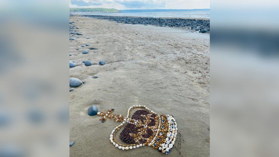 Platinum Jubilee: Family create beach art to mark event - BBC News