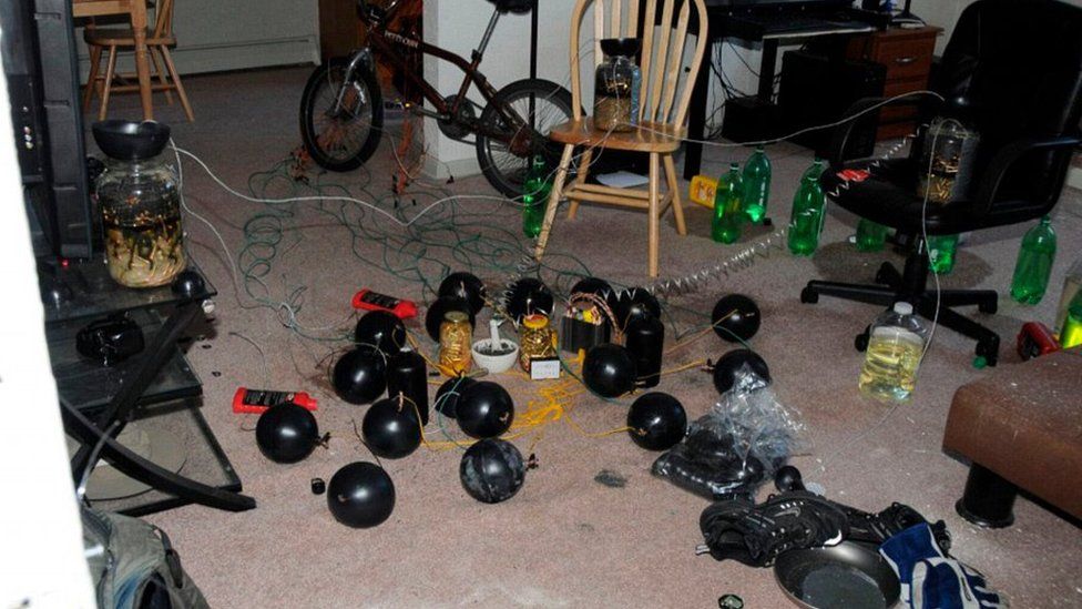 Colorado shooting: Images show Holmes apartment booby traps - BBC News